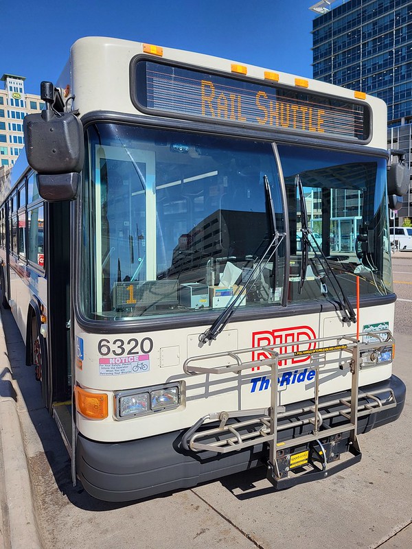 RTD предоставляет автобусный трансфер между станциями RidgeGate Parkway ...