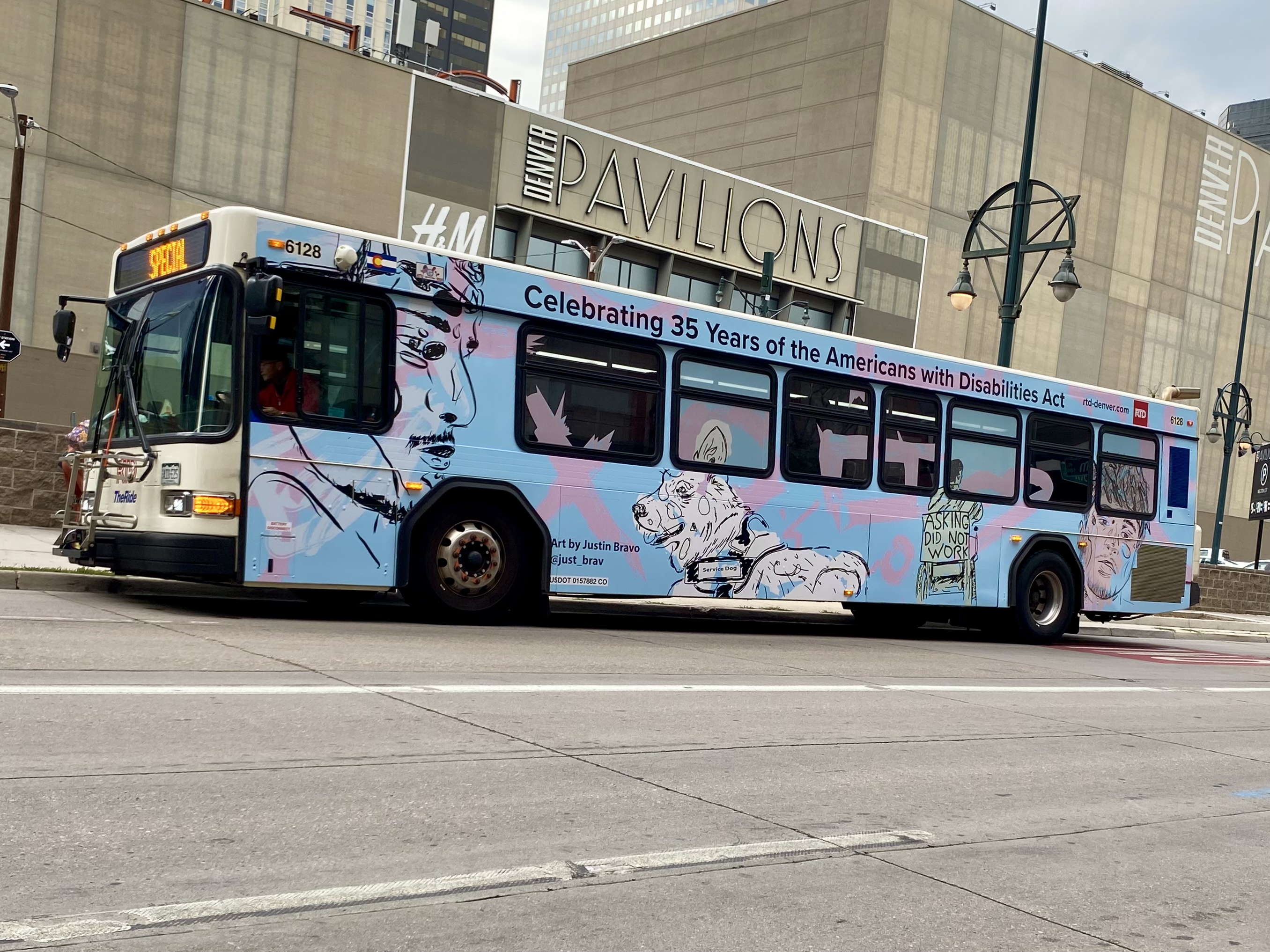 RTD celebra los 35 años de la ADA con la rotulación de autobuses ...